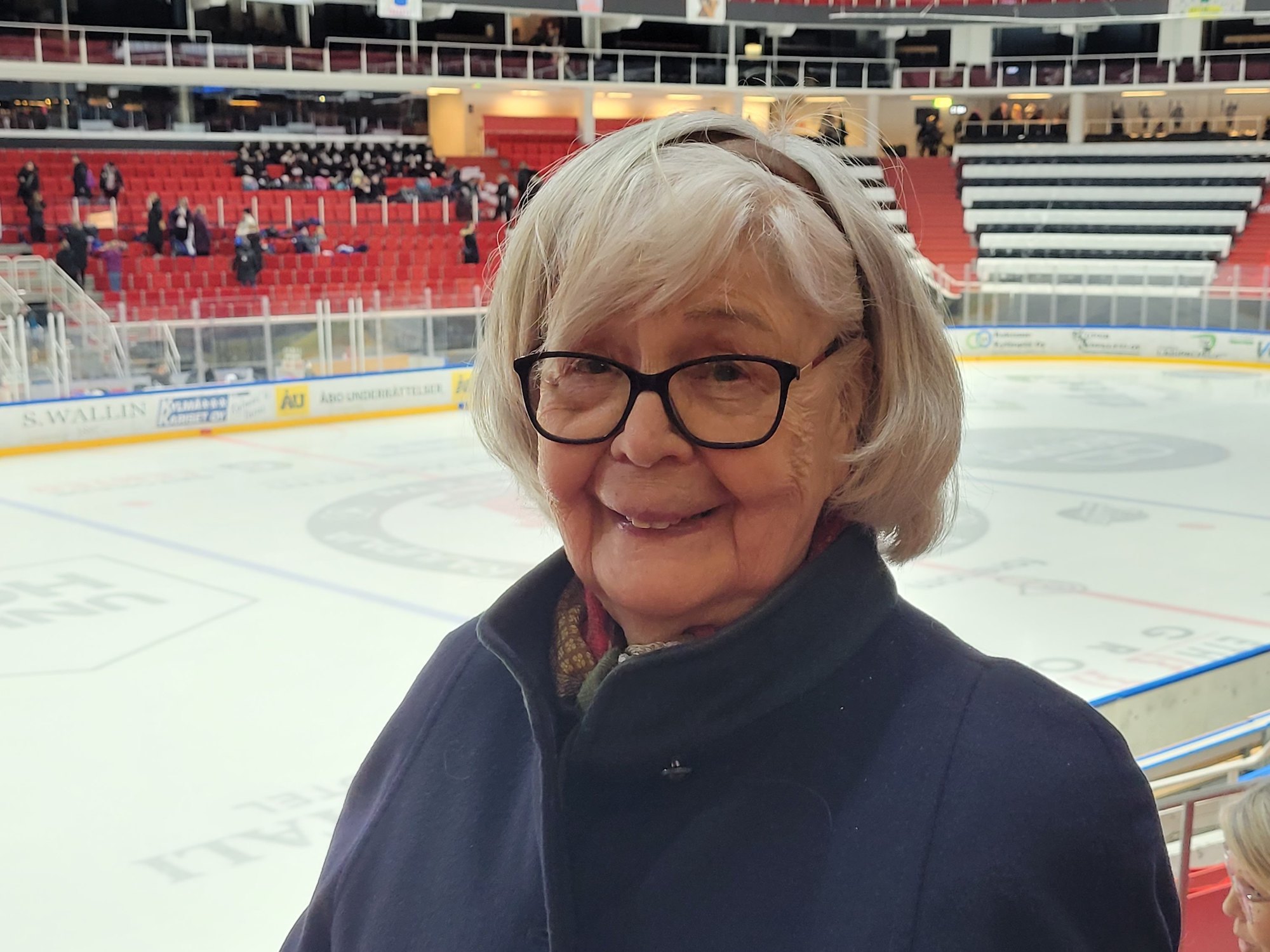 Isomummi Irmeli Hännikäinen kiertää kisakatsomoissa vielä 91-vuotiaana