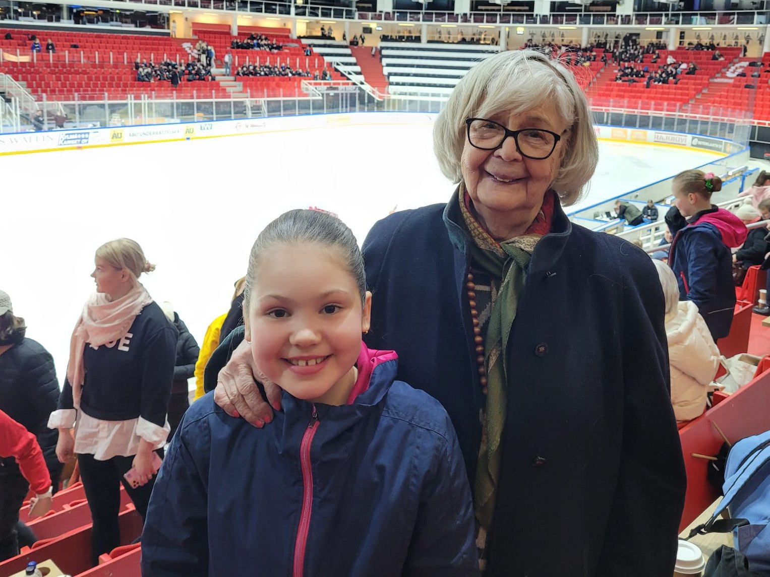 Isomummi Irmeli Hännikäinen kiertää kisakatsomoissa vielä 91-vuotiaana