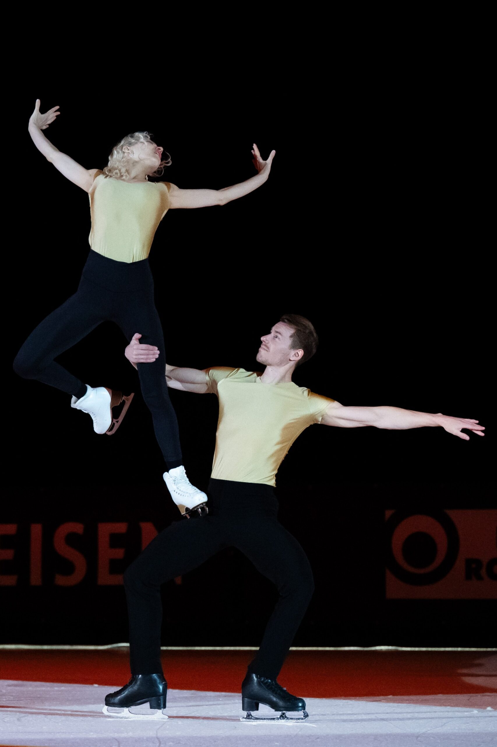 Turkkila ja Versluis sveitsiläisshow'n tähtinä I SkatingFinland